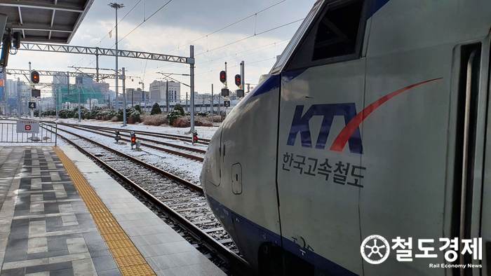 KTX 개통 17주년, 지구 1만 2500바퀴 달려 "한 사람당 16번 탄 셈"