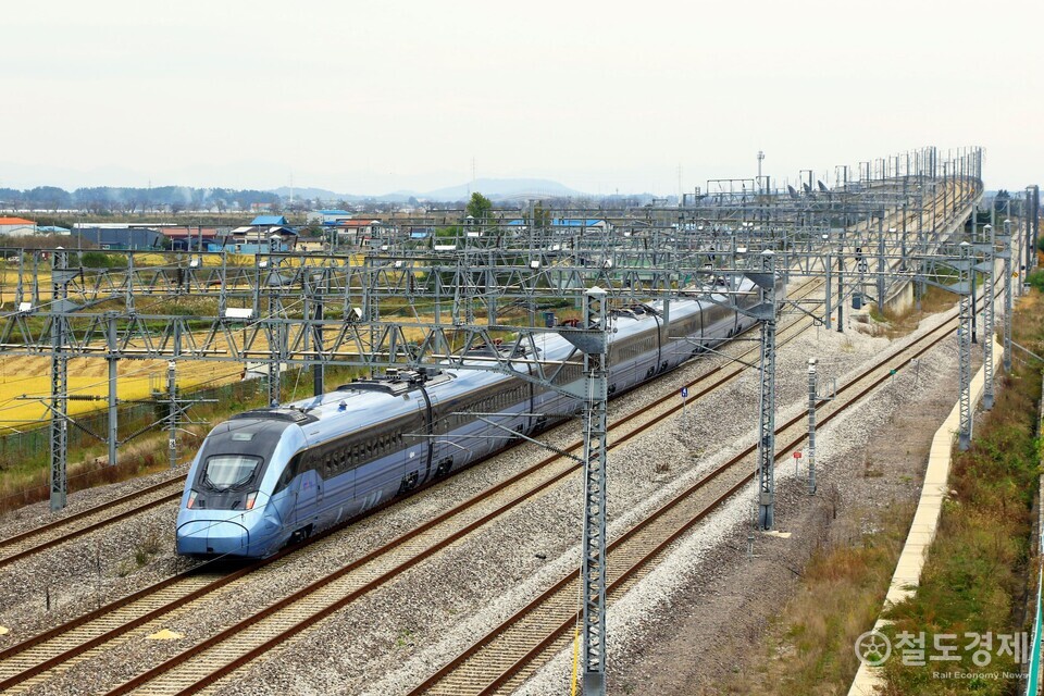 [열차한컷] 호남고속선서 질주하는 차세대 고속열차 'EMU-320'