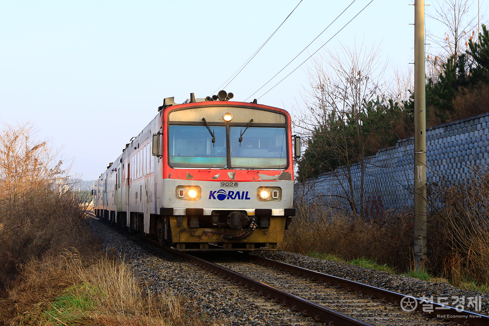 [열차한컷] 초겨울, 죽동역 간이승강장 지나는 무궁화호 RDC