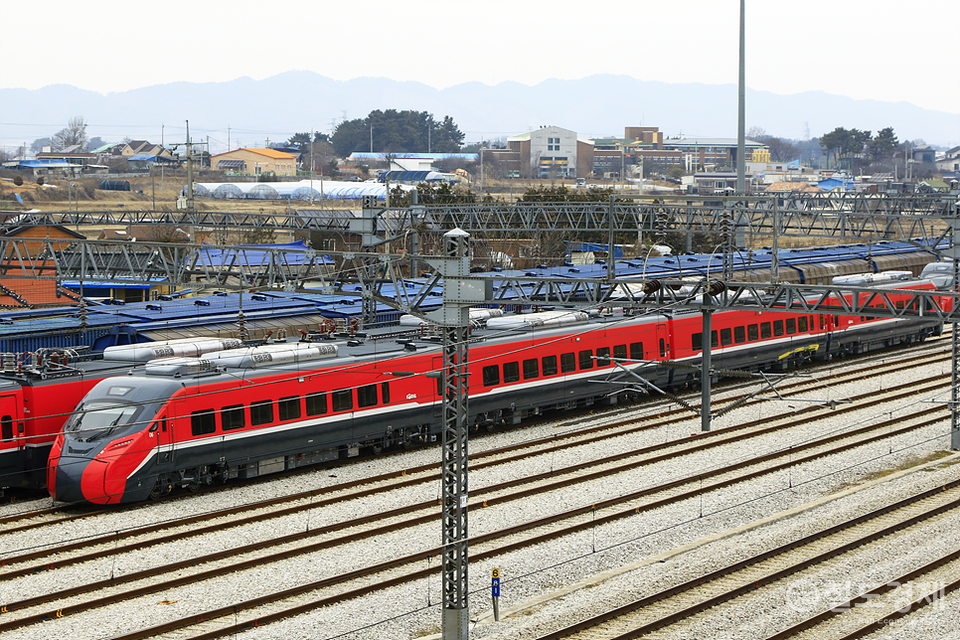 [열차한컷] "넌 어디서 왔니?"...황등역에 모인 '신형 EMU-150'