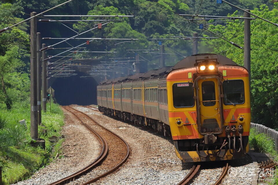 "40년간 달린 대만철도 쯔창하오 'DR2800ㆍ2900ㆍ3000형' 디젤동차, 역사 속으로..."