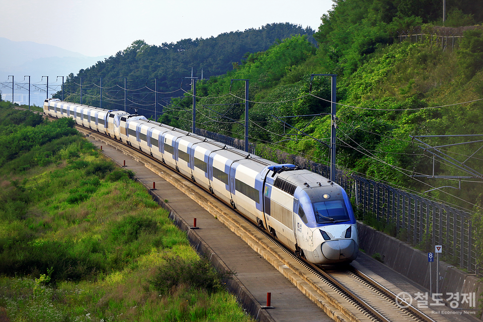 [열차한컷] 경부-호남 고속선 '접점'...오송 분기 지나는 KTX-산천