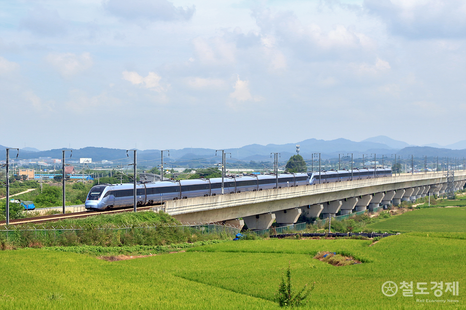 [열차한컷] "승객 1030명이 한 열차에"...'중련' 시운전 중인 EMU-320