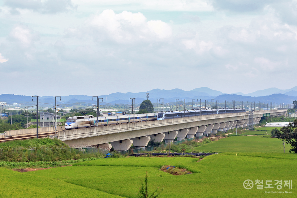 [열차한컷] "승객 1030명이 한 열차에"...'중련' 시운전 중인 EMU-320