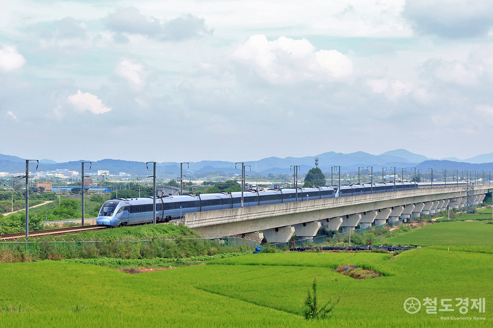 [열차한컷] "승객 1030명이 한 열차에"...'중련' 시운전 중인 EMU-320