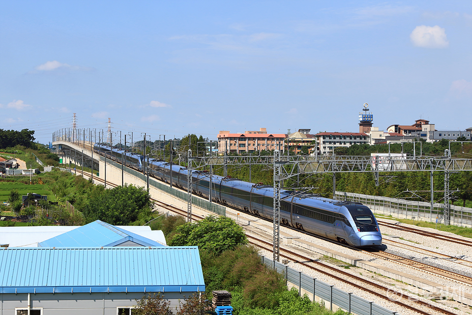 [열차한컷] "승객 1030명이 한 열차에"...'중련' 시운전 중인 EMU-320