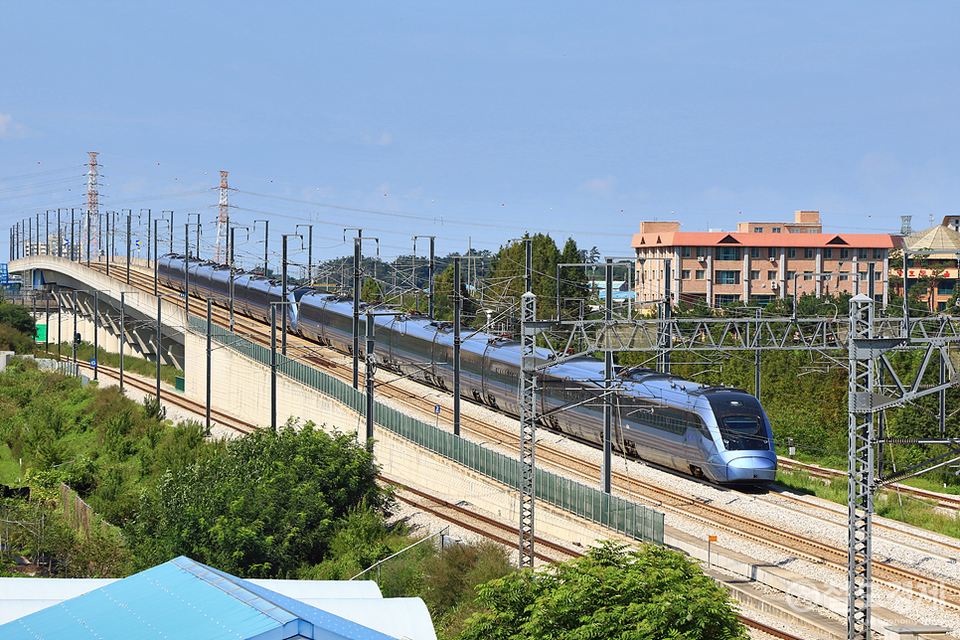 [열차한컷] "승객 1030명이 한 열차에"...'중련' 시운전 중인 EMU-320