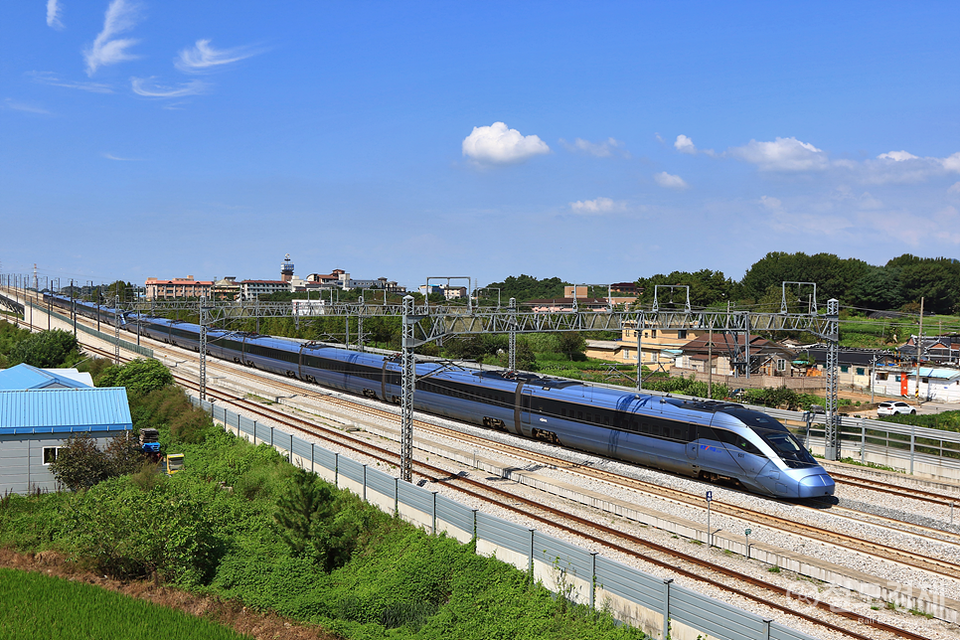 [열차한컷] "승객 1030명이 한 열차에"...'중련' 시운전 중인 EMU-320