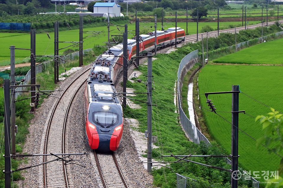 [열차이야기] '신형 EMU-150' 1일 첫선..."무엇이 바뀌었나"