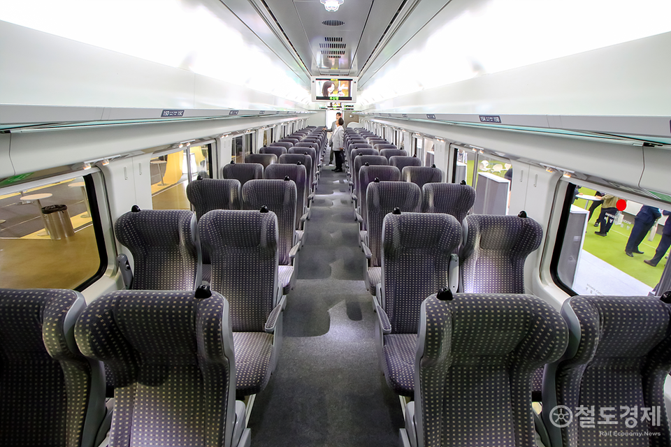 [열차이야기] '신형 EMU-150' 1일 첫선..."무엇이 바뀌었나"
