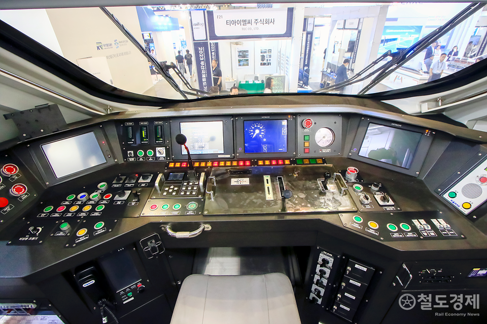 [열차이야기] '신형 EMU-150' 1일 첫선..."무엇이 바뀌었나"