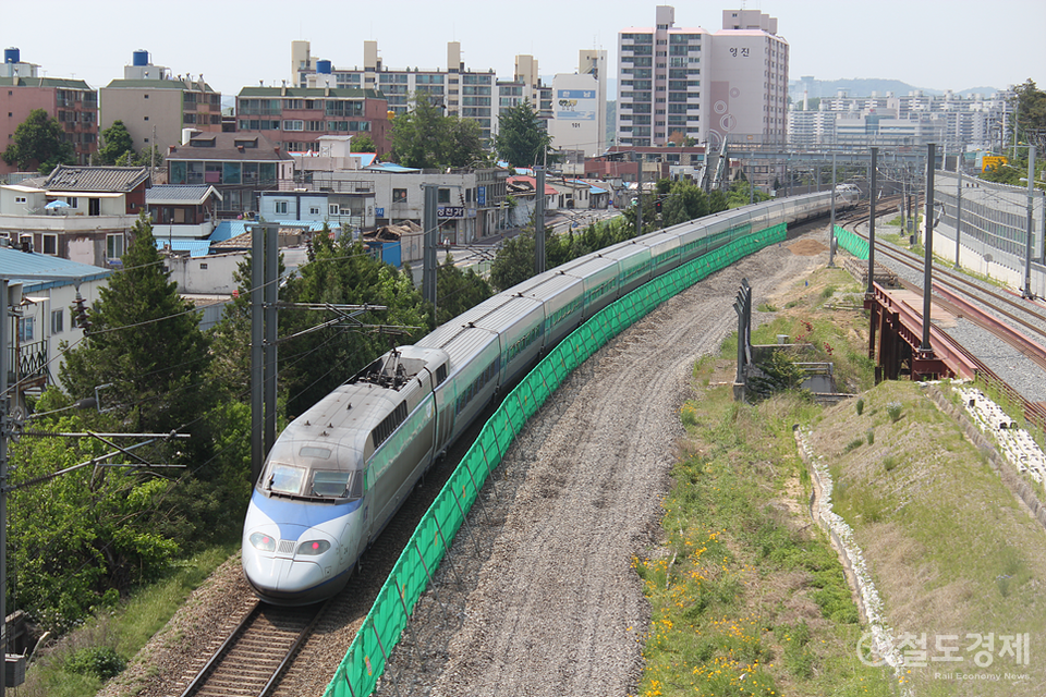 [열차한컷] 한국고속철도의 진화...'KTX부터 EMU-320까지'