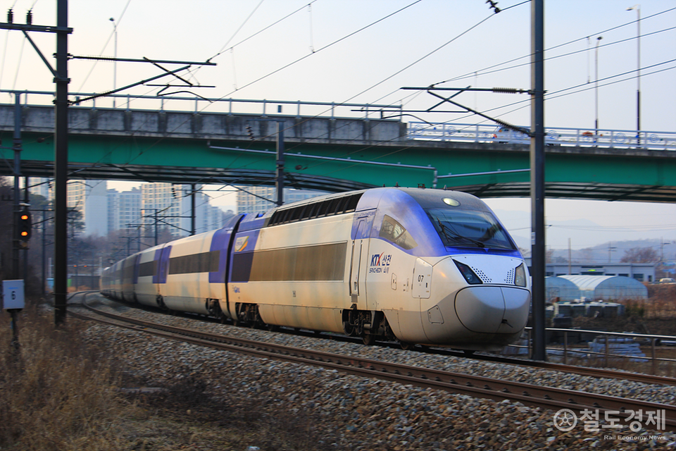 [열차한컷] 한국고속철도의 진화...'KTX부터 EMU-320까지'