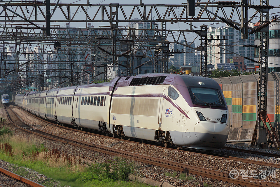 [열차한컷] 한국고속철도의 진화...'KTX부터 EMU-320까지'