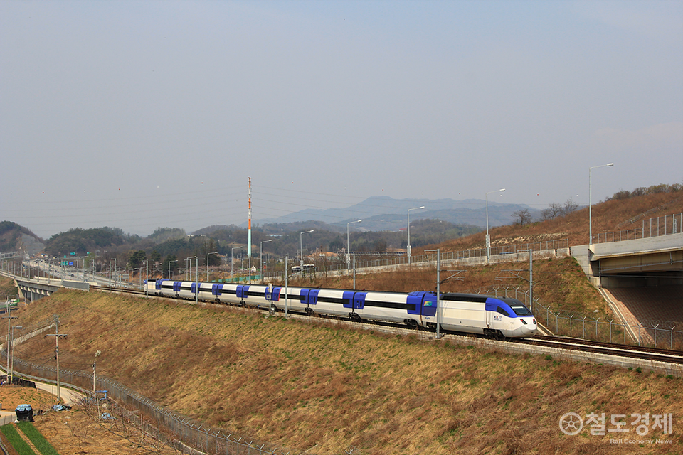 [열차한컷] 한국고속철도의 진화...'KTX부터 EMU-320까지'
