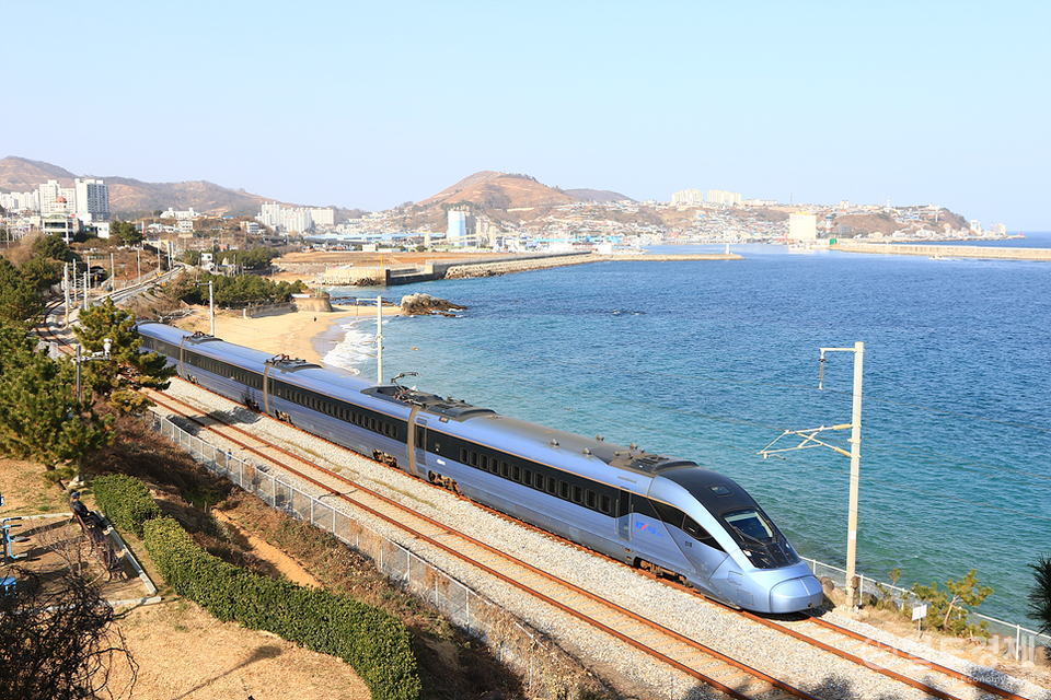 [열차한컷] 한국고속철도의 진화...'KTX부터 EMU-320까지'