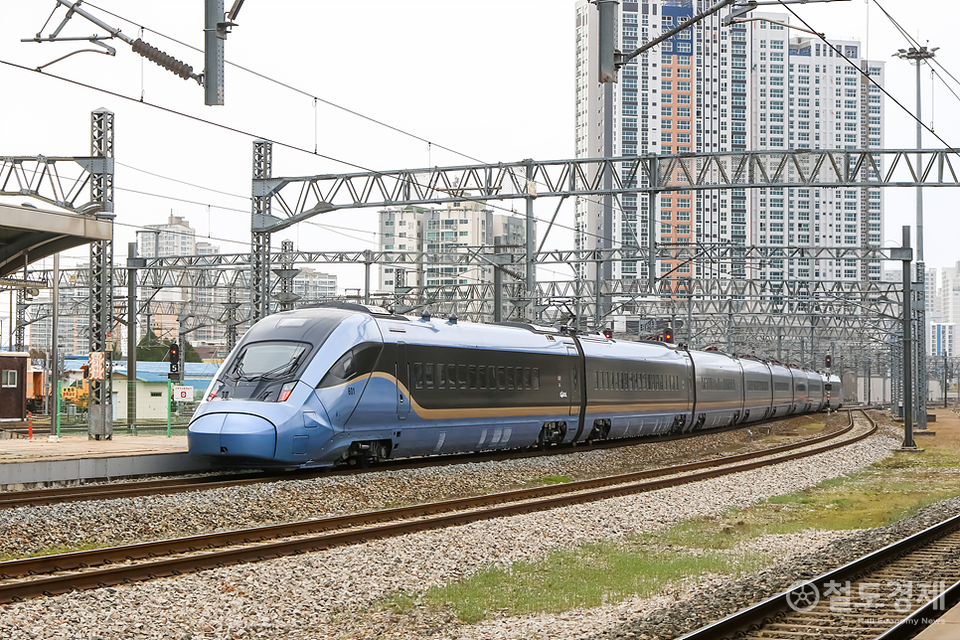 시속 320km 신형 고속열차 KTX-청룡, 내달 1일 '첫' 운행