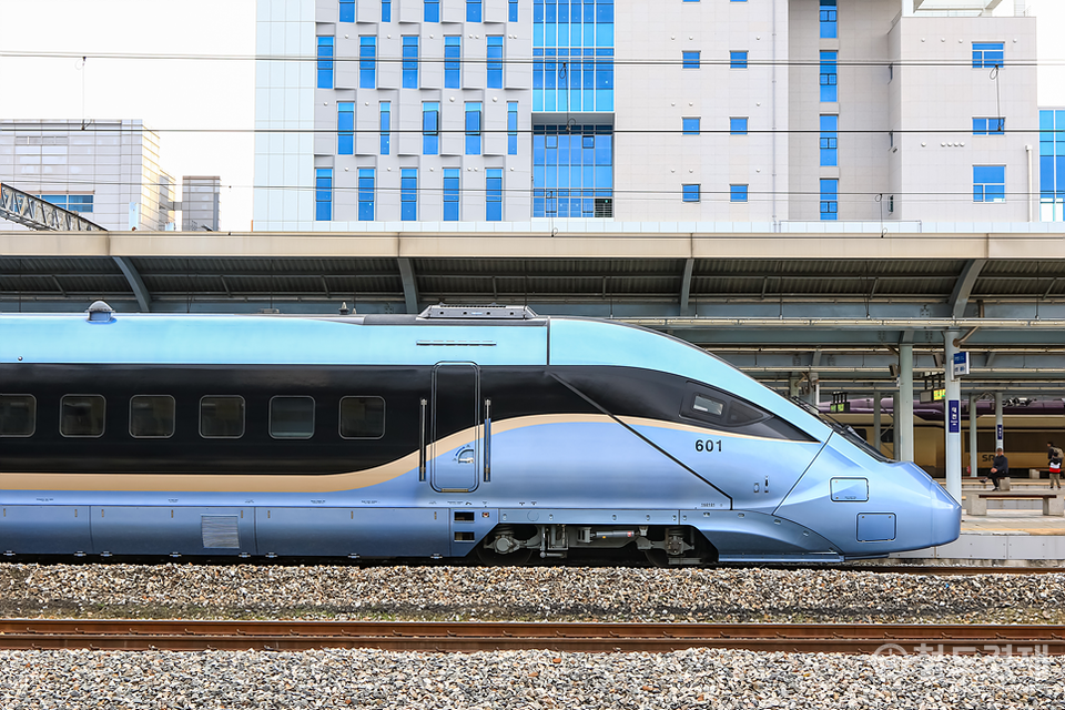 [열차한컷] "국내서 가장 빠른 고속열차...이름은 KTX-청룡"