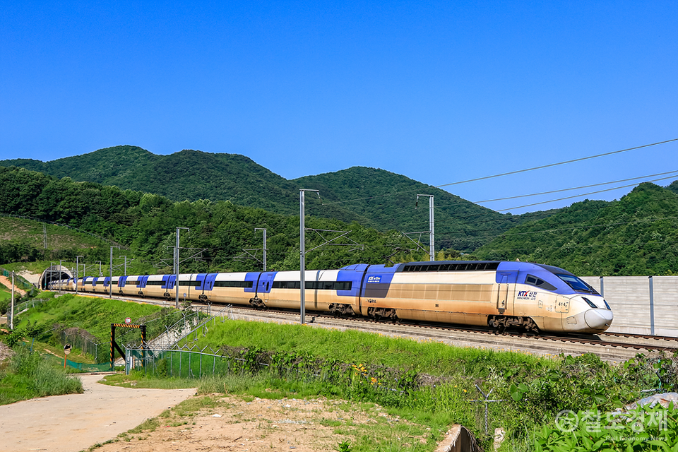 [열차한컷] "공주 지나는 고속열차...철도불모지 100년 역사 '굿바이'"