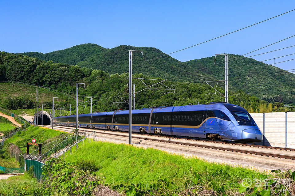 [열차한컷] 경부ㆍ호남선 달리는 KTX-청룡..."내가 제일 잘나가!"