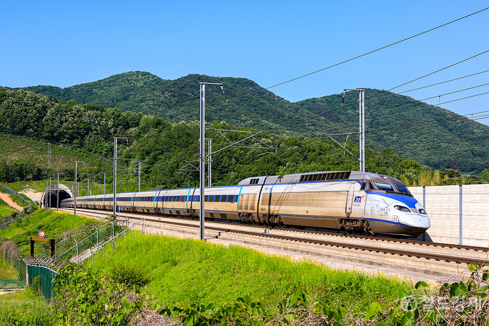 KTX-1 화장실 대폭 손질...철도역엔 고장신고시스템