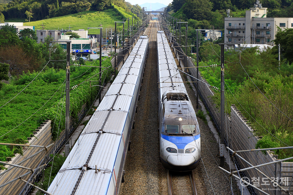 KTX 개통 21주년, "11억 4천만명 싣고 7억km 달렸다"
