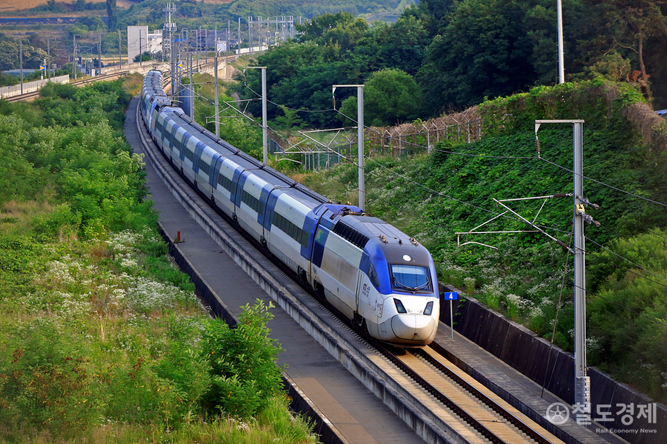 KTX 개통 21주년, "11억 4천만명 싣고 7억km 달렸다"